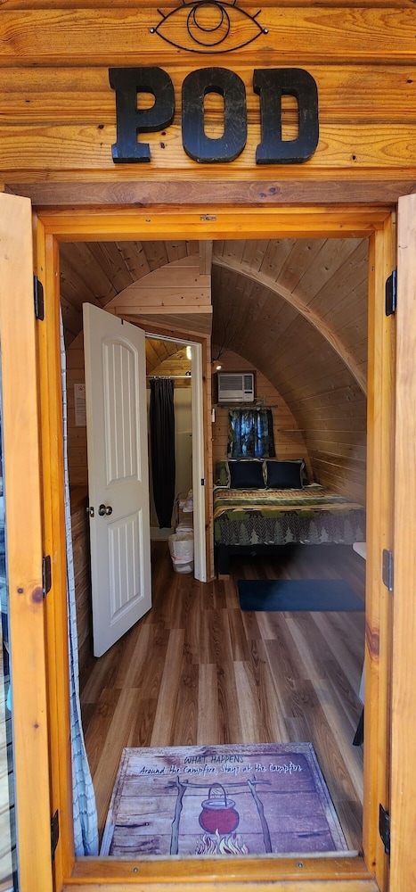 Two Person Pod On The Creek, Dog Friendly, Deck, Private Firepit, Full Bathroom, Sleeps 2. - Lake Lure, NC