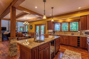 Cabine, várias camas, pátio, vista para a montanha (White Eagle Lodge at Eagles Nest) | Cozinha privada | Uma cafeteira/bule 