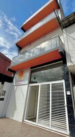 Um edifício com design moderno, com uma grande janela de vidro e uma placa indicando que é um porto.
