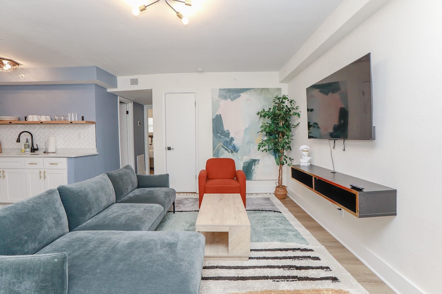 Sojourn's Harborage Jellyfish Suite Near Beach - Virginia Beach, VA