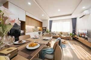 Apartamento executivo, sacada | Opções para refeição no quarto