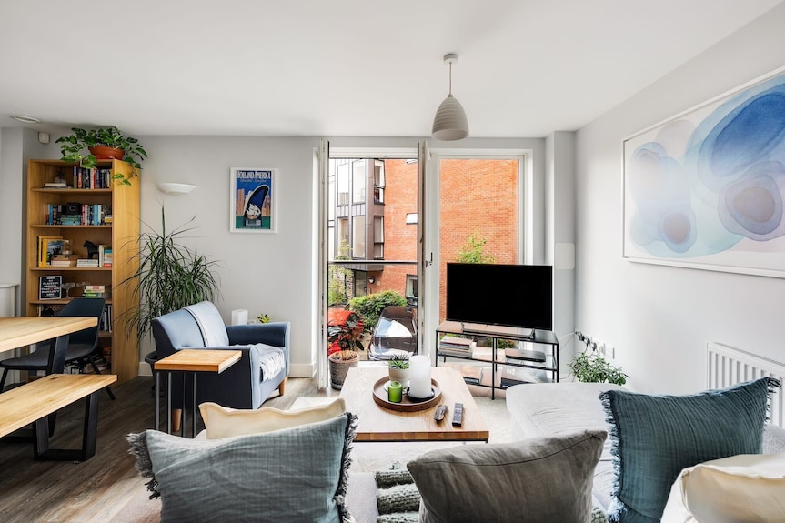 Modern Townhouse - Parking, Ev Charger & Balcony - Arnolfini Arts