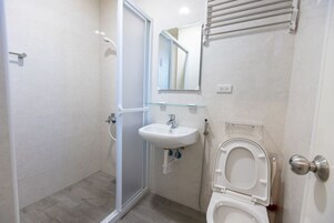 Quarto Quádruplo Clássico, vista para a montanha | Casa de banho | Artigos de higiene pessoal grátis, um secador de cabelo 