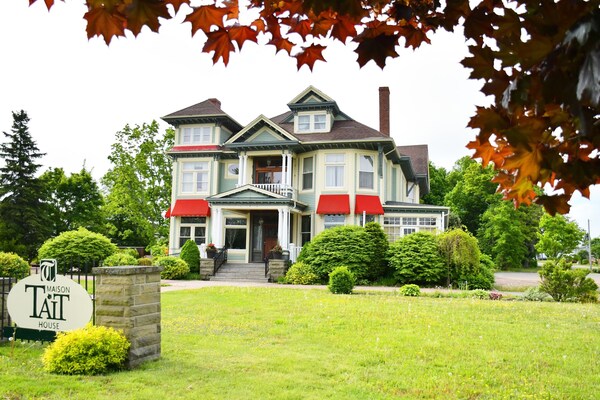 Tait House Boutique Hotel - Shediac
