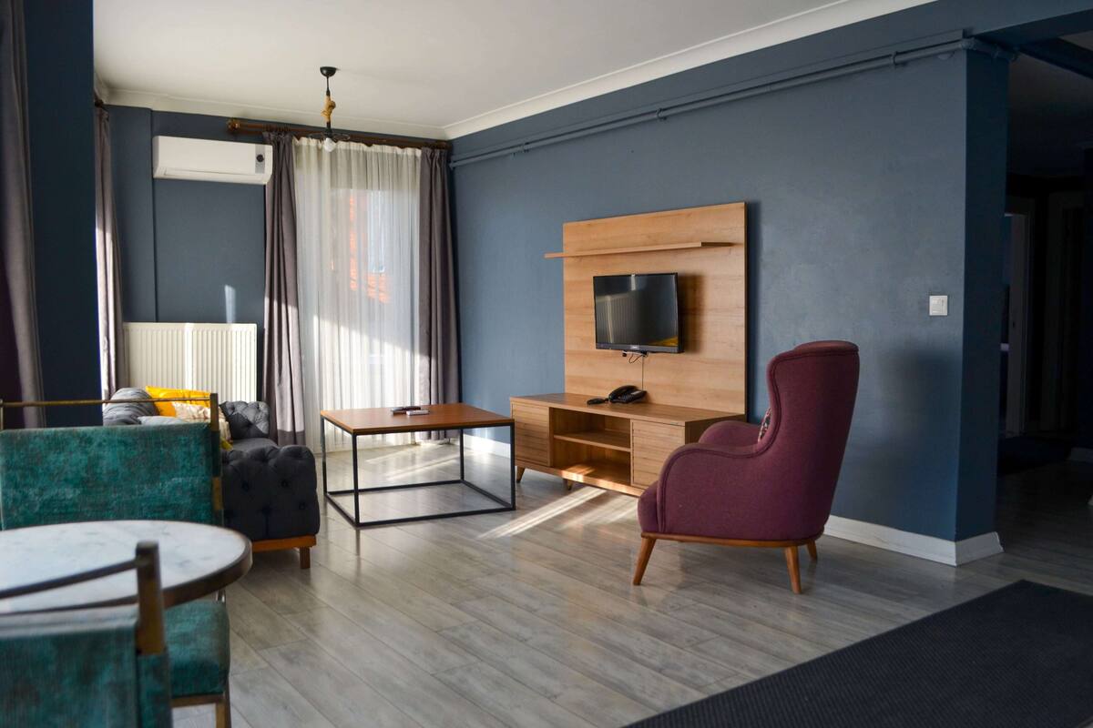 Condo família | Roupas de cama premium, escrivaninha, cortinas blackout