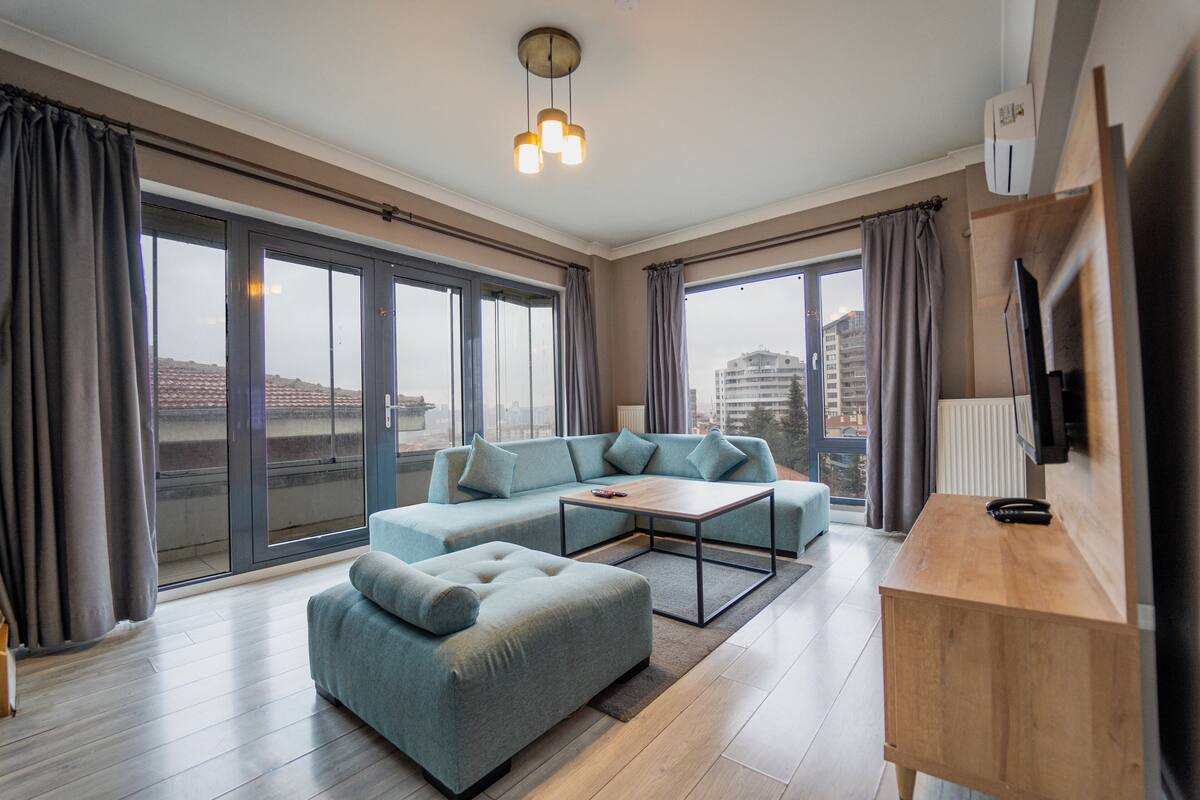 Duplex standard | Roupas de cama premium, escrivaninha, cortinas blackout