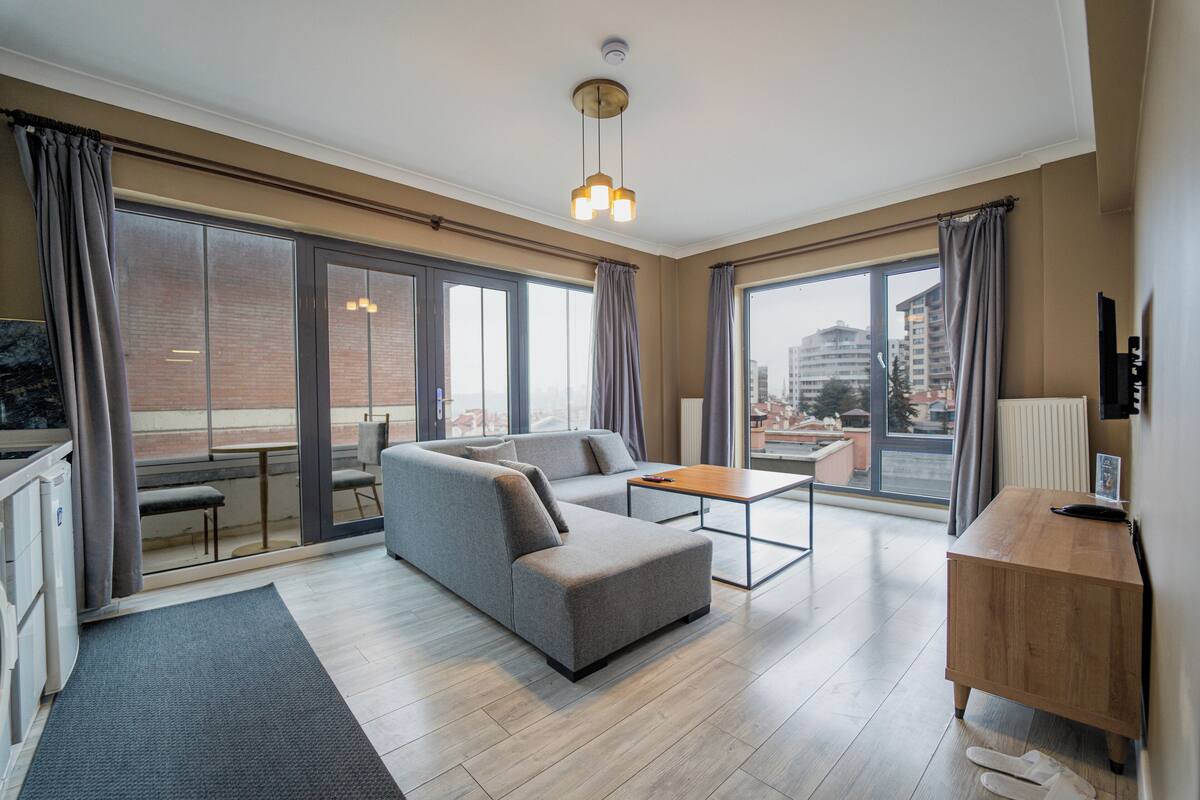 Condo luxo | Roupas de cama premium, escrivaninha, cortinas blackout