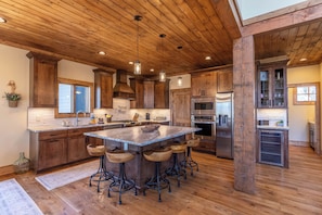 Casa, várias camas, banheira de hidromassagem grande (Antler Ridge at Eagles Nest) | Cozinha privada | Uma cafeteira/bule 