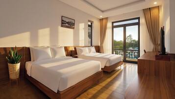 Quarto quádruplo luxo, vista para a colina | Frigobar, escrivaninha, espaço de trabalho para notebook