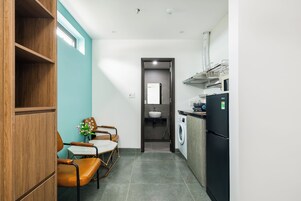 Apartamento Superior, 1 cama king-size, micro-ondas | 1 quarto, minibar com produtos grátis, ferro/tábua de engomar 