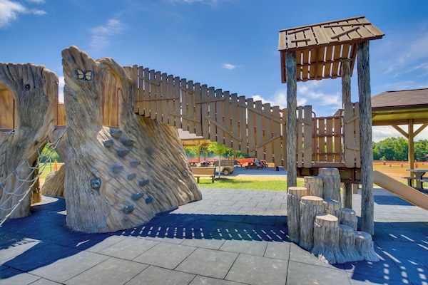 Barrel Sauna & Hot Tub: Lakefront Innsbrook Chalet - New Haven