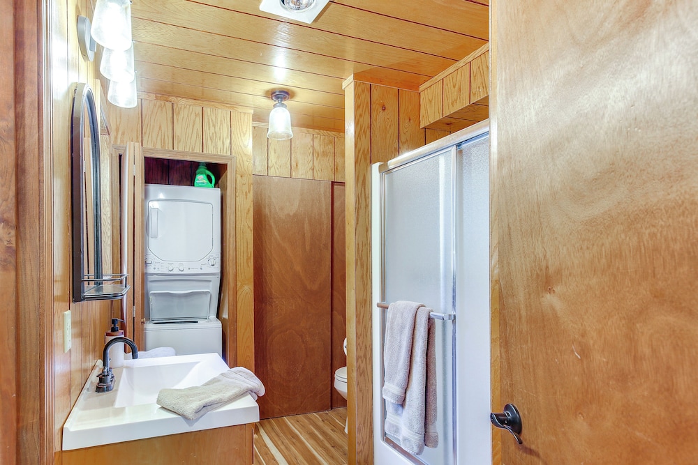 Lakefront Innsbrook Home: Hot Tub + Resort Access! - Innsbrook, MO