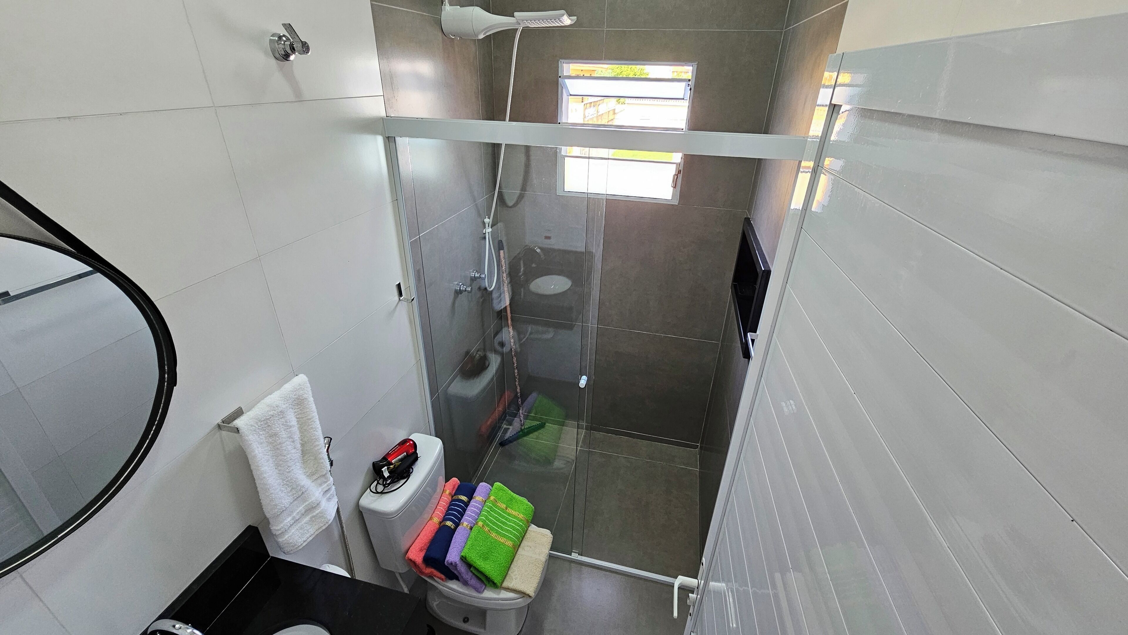 Um polibã, um chuveiro fixo, um secador de cabelo 