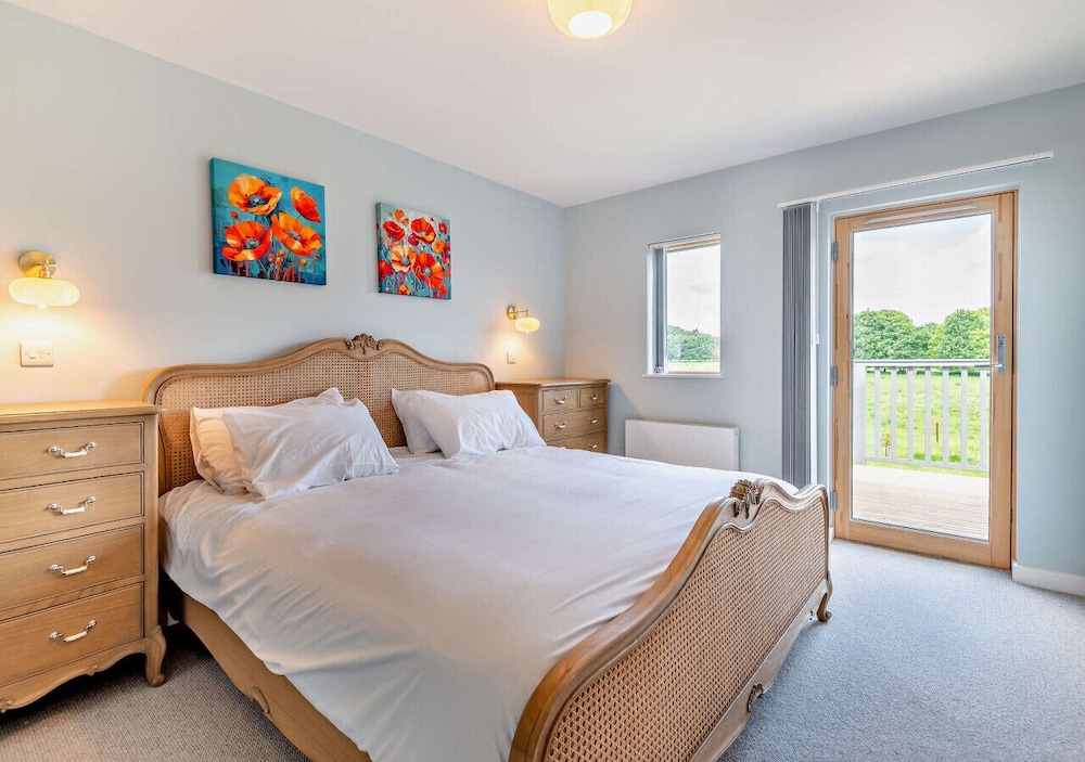 Beech View 2 - Three Bedroom Apartment, Sleeps 6 - Warminster