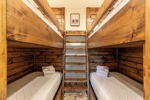 Casa, várias camas, banheira de hidromassagem grande (Great Bear Cabin at Eagles Nest) | 1 quarto, com decoração personalizada, com mobília individualizada