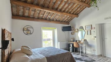 Quarto Quádruplo, vista para o pátio | Com decoração personalizada, com mobília individualizada