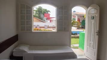 Quarto Quádruplo Básico, vista para a piscina | Wi-fi grátis