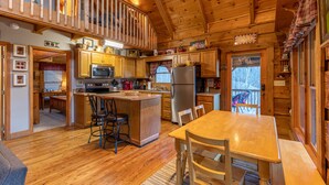 Cabana, várias camas, banheira de imersão, vista para a montanha (Apple Cove) | Cozinha privada | Cafeteira/chaleira