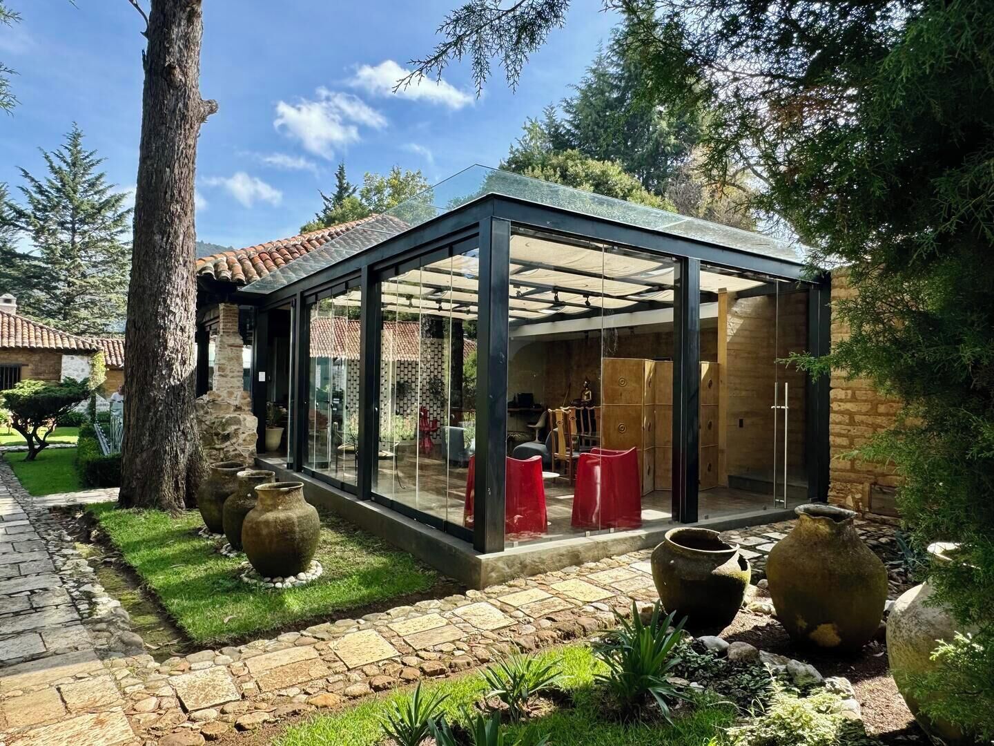 Pequenos-almoços, almoços, jantares servidos, com vista para o jardim 