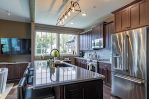 Apartamento em Condomínio Fechado, várias camas, pátio (Camp Cotter at Blue Ridge Mountain ) | Cozinha privada | Uma cafeteira/bule 