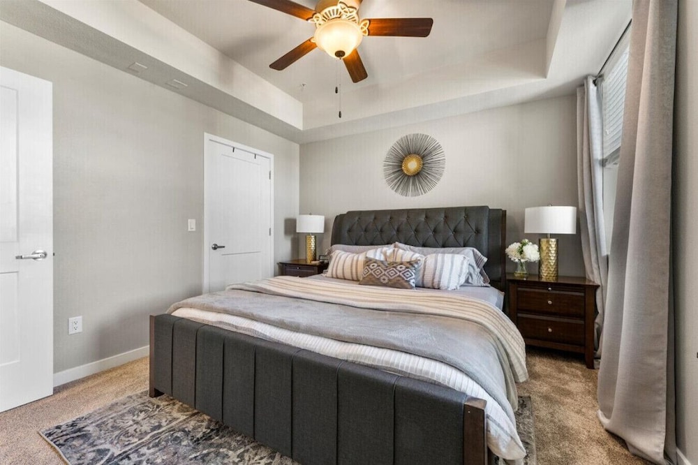 Sparks Waterfront 2 Kings Condo- Free Parking - Reno, NV