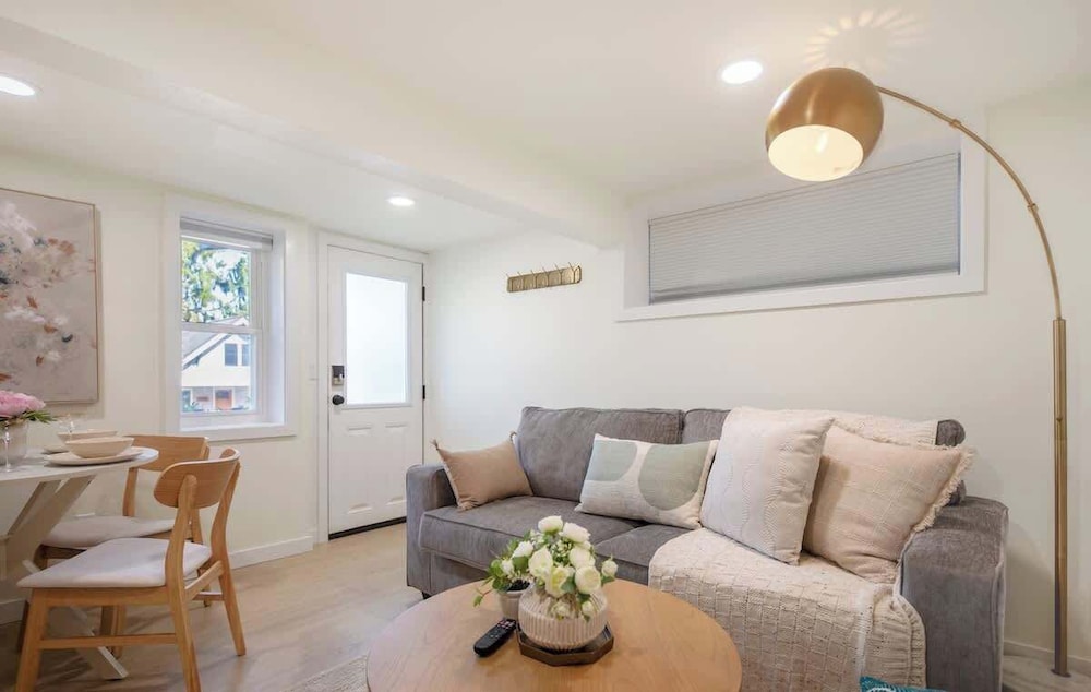 Cozy& Chic 1br 1ba Lower Unit Near Lake Union - Bainbridge Island, WA