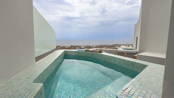 Deluxe Suite - Private Outdoor Hot Tub and Sea View | Terraço/pátio interior