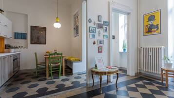 Apartamento | Área de estar | TV de tela plana 30 polegadas com canais digitais