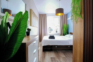 Apartamento Standard, várias camas, ar condicionado | Lençóis de algodão egípcio, roupa de alta qualidade