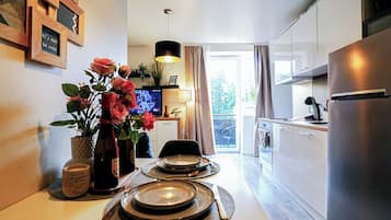 Apartamento Standard, várias camas, ar condicionado | Sala de estar | Televisor de ecrã plano de 42 polegadas com canais digitais