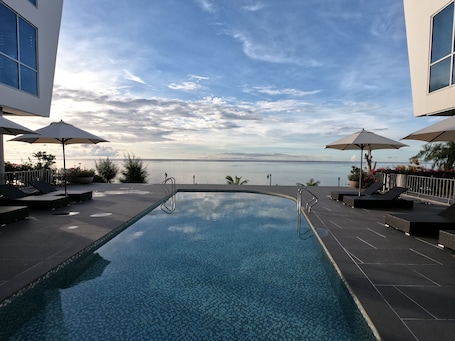 Piscina exterior . Saipan IRIS Pool Villa