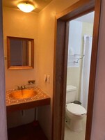 Quarto Standard | Casa de banho | Um polibã, toalhas fornecidas, sabão 