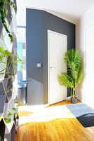 Apartamento Standard, várias camas, ar condicionado | Sala de estar | Televisor de ecrã plano de 42 polegadas com canais digitais 