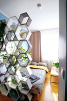 Apartamento Standard, várias camas, ar condicionado | Sala de estar | Televisor de ecrã plano de 42 polegadas com canais digitais 