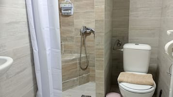 Um polibã, artigos de higiene pessoal grátis, um secador de cabelo