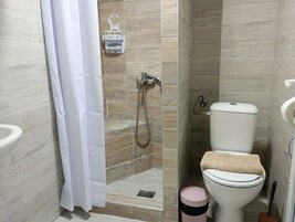 Um polibã, artigos de higiene pessoal grátis, um secador de cabelo