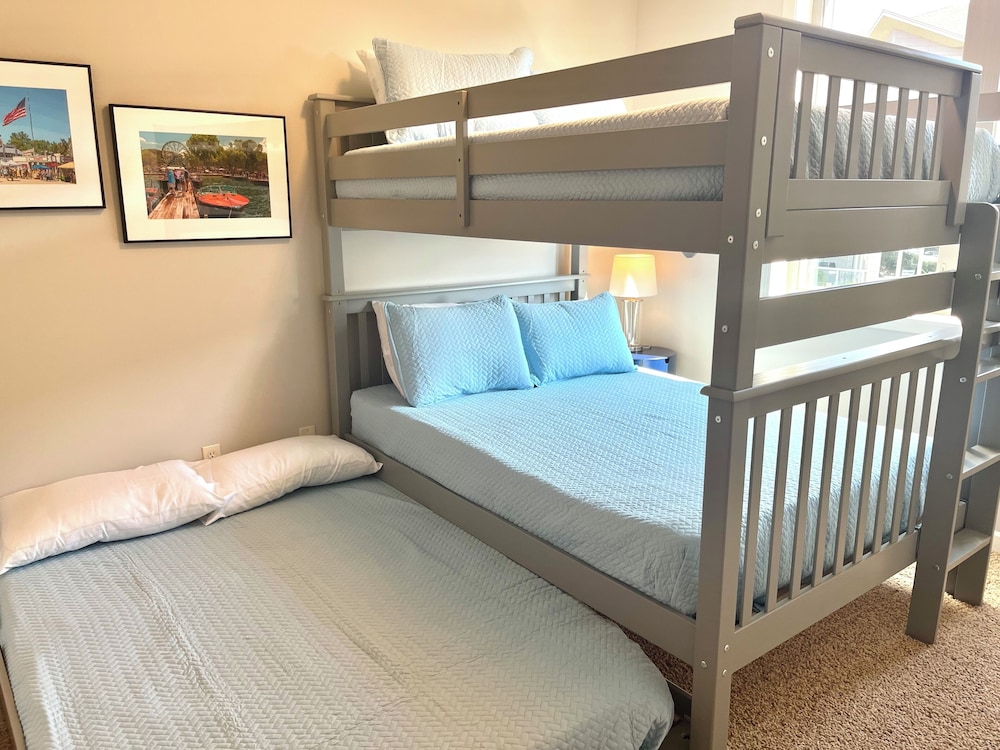 Spacious & Luxurious Lakefront Bridge Bay Corner Condo. 6 daily ...