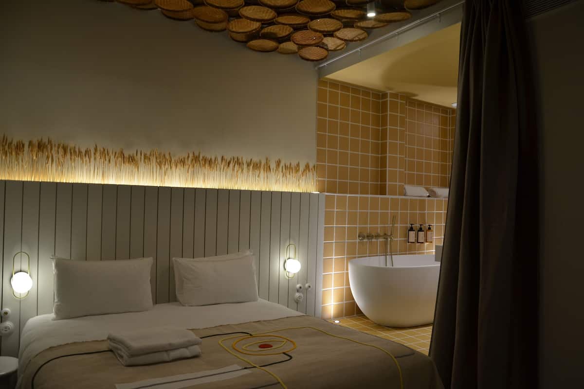 Frigobar, cofres nos quartos, cortinas blackout, quartos à prova de som