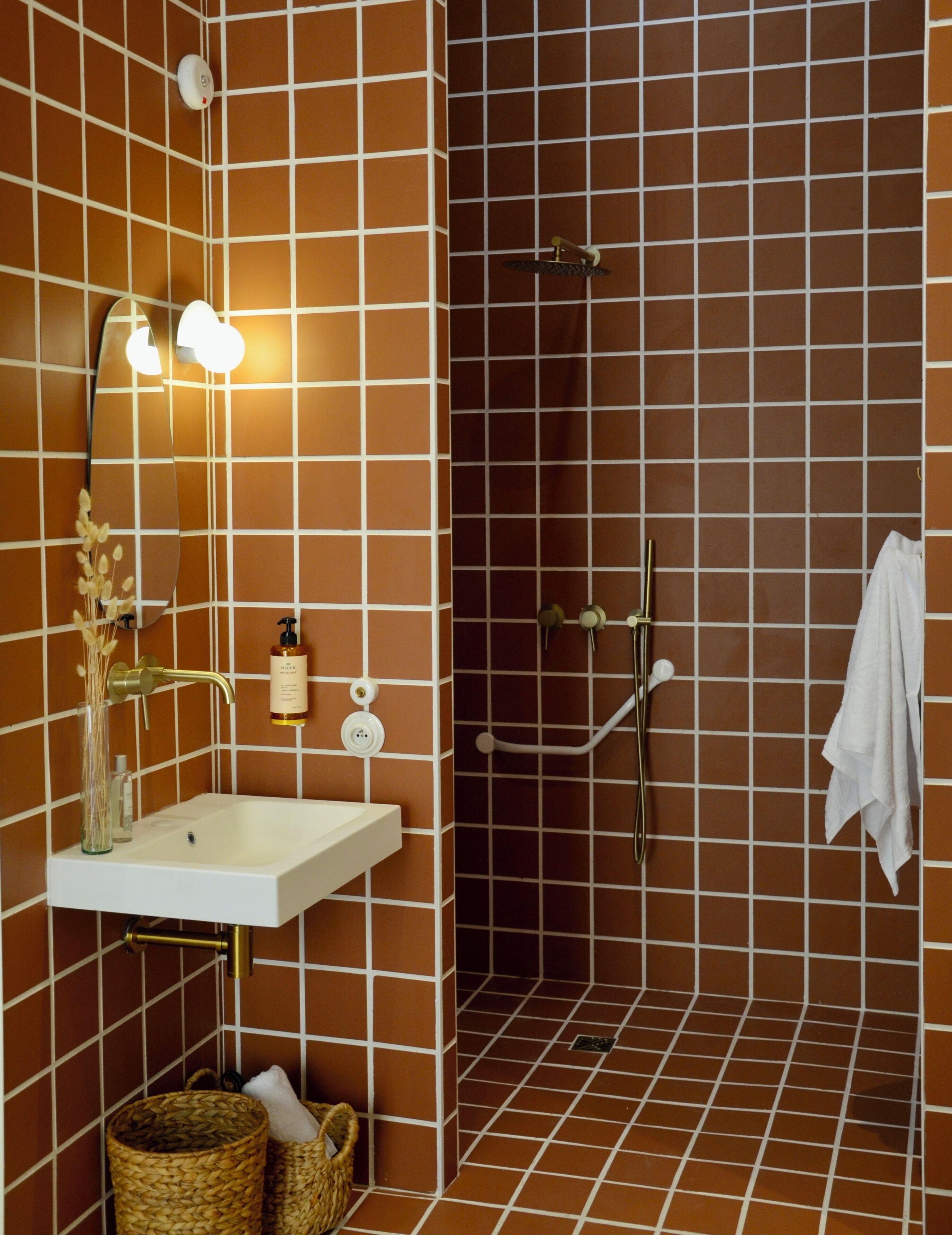 Banheiro | Secador de cabelo, toalhas de banho, sabonete, shampoo