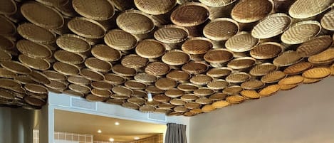 1 quarto, minibar, cofre com capacidade para portátil