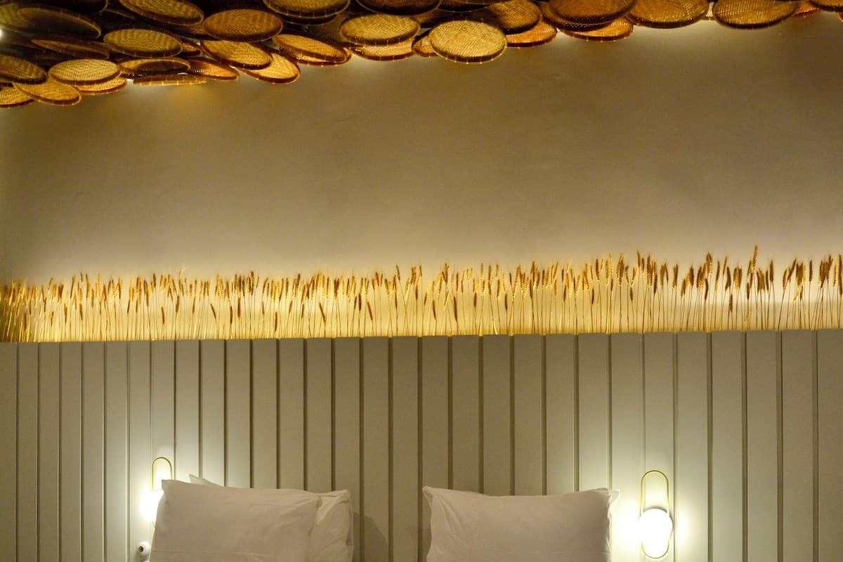 Frigobar, cofres nos quartos, cortinas blackout, quartos à prova de som
