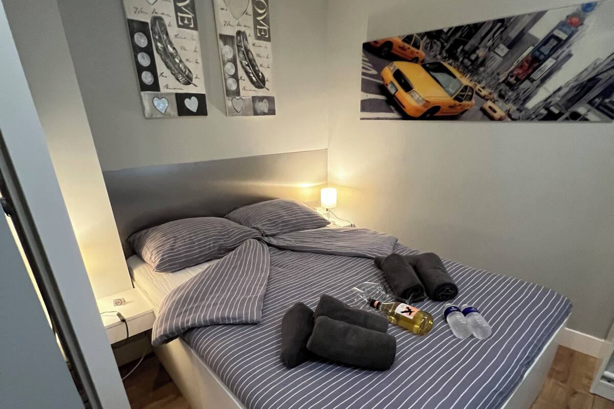 Cofre no quarto, cortinas/cortinados opacos, quartos insonorizados