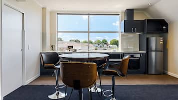 Suite-Estúdio Executiva, 1 cama king-size | Cozinha privada | Um frigorífico, um micro-ondas, uma placa de cozinha