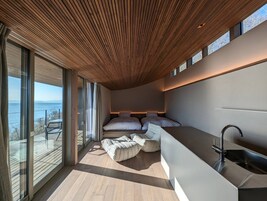 Quarto Twin Deluxe, 2 camas de casal, não fumadores, vista para o mar | Edredões de penas, com decoração personalizada, Wi-fi grátis 