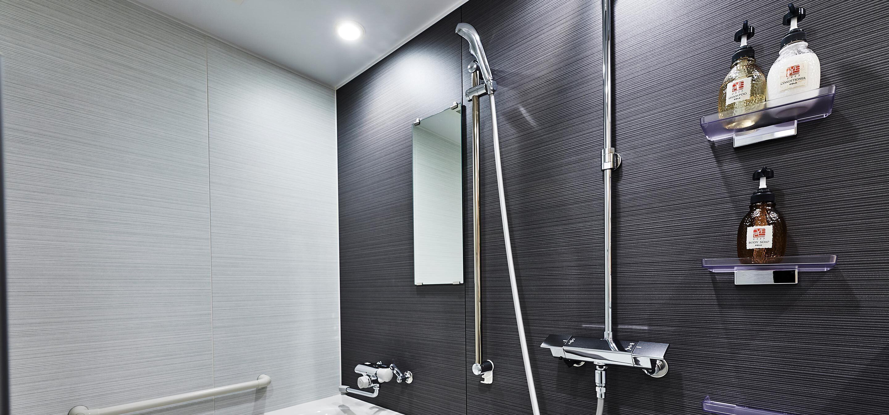 Quarto Triplo Deluxe, vista para o rio | Casa de banho | Um polibã e uma banheira separados, uma banheira de imersão total 