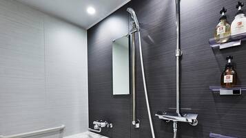 Quarto Triplo Deluxe, vista para o rio | Casa de banho | Um polibã e uma banheira separados, uma banheira de imersão total