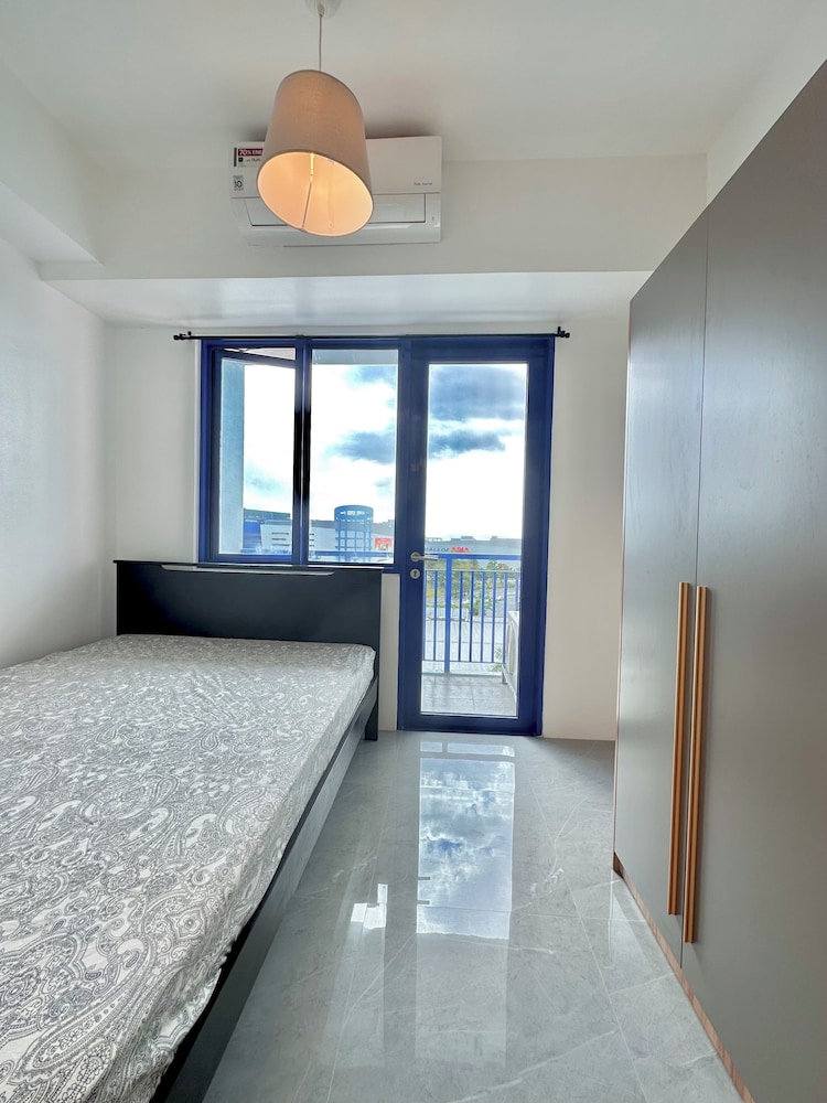 Cozy 1BR Condo w/ balcony - SM MOA view! - Pasay | Vrbo