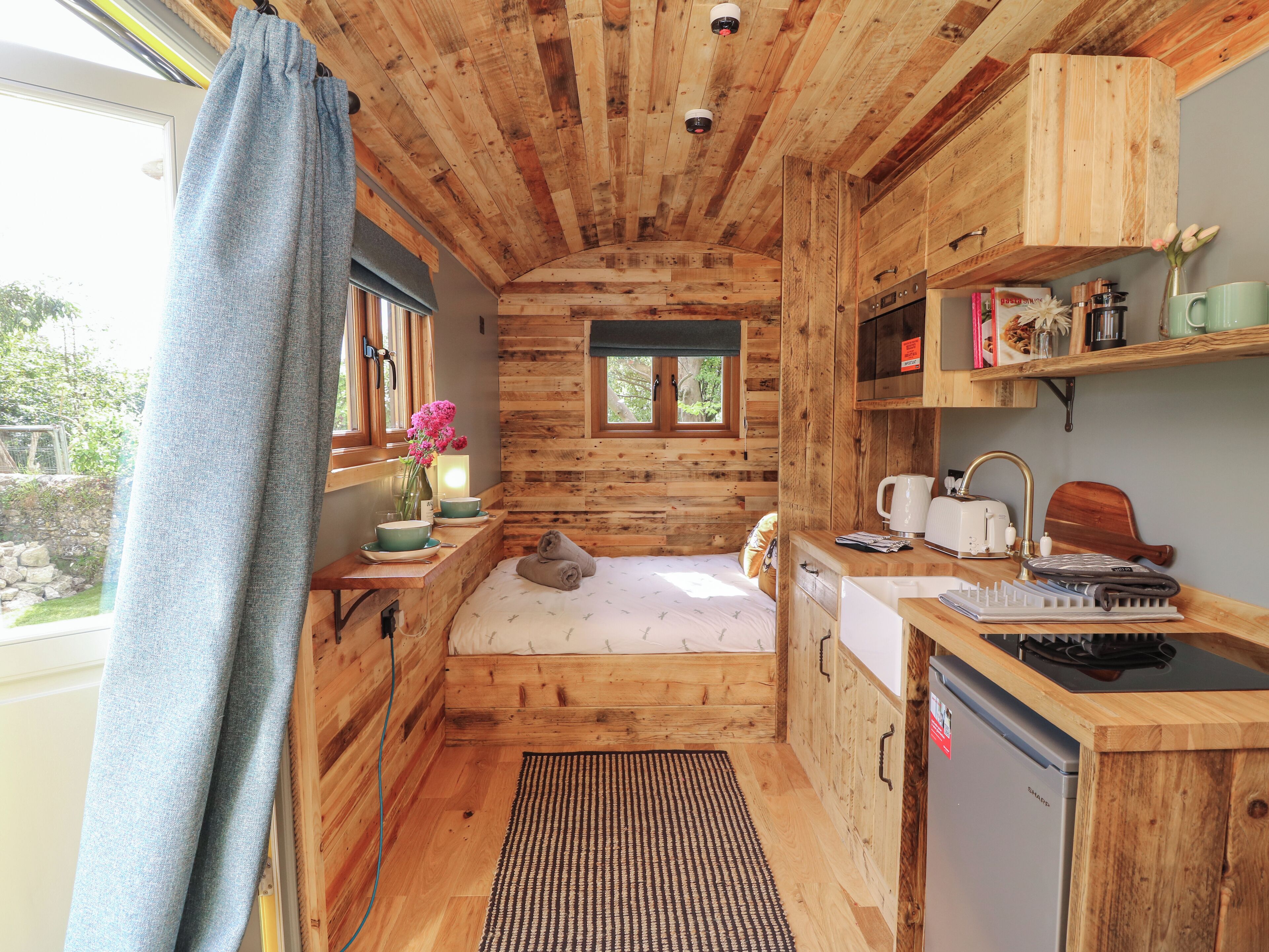 Tower Hut, Pet Friendly, Country Holiday Cottage In Ryde - Bembridge