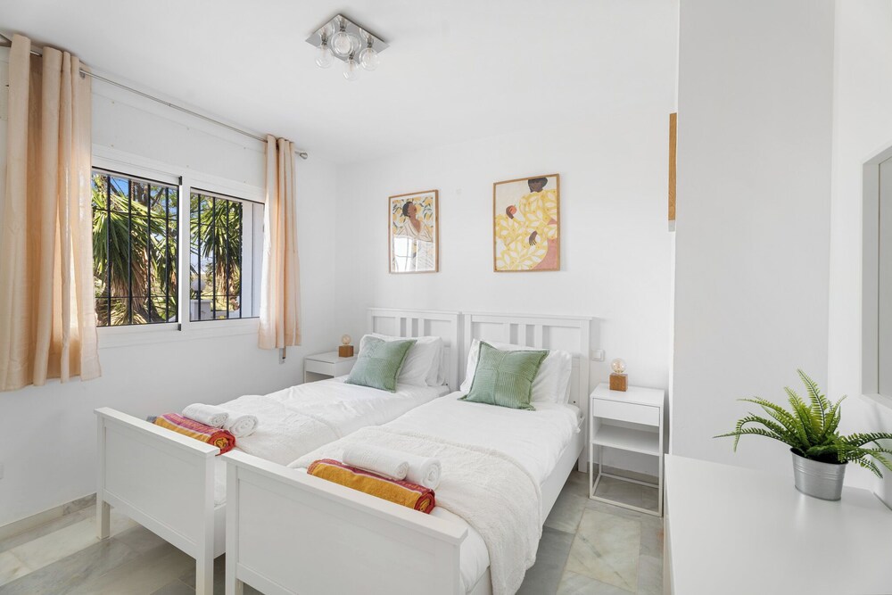 Charming 5-Bedroom Classic Spanish Villa in El Rosario, Marbella - Marbella | FeWo-direkt