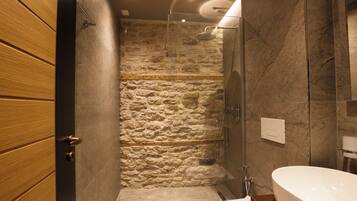 Um secador de cabelo, toalhas fornecidas, sabão, champô